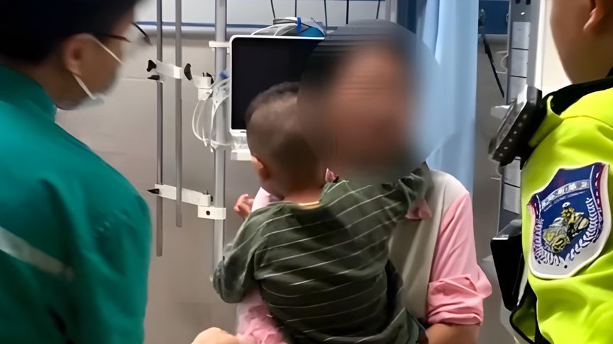 2岁男童误喝22倍退烧药差点肾衰竭,司机、交警、医护接力救回