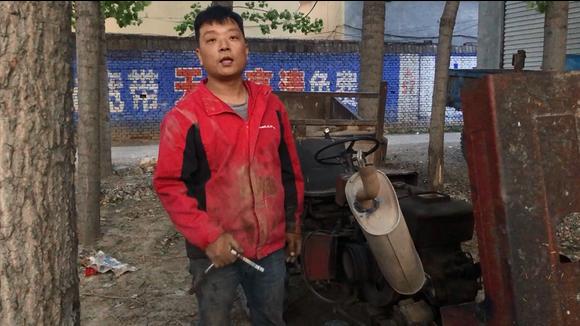 小伙真是太有才了,竟然将汽车消音器安装在拖拉机上,效果会如何