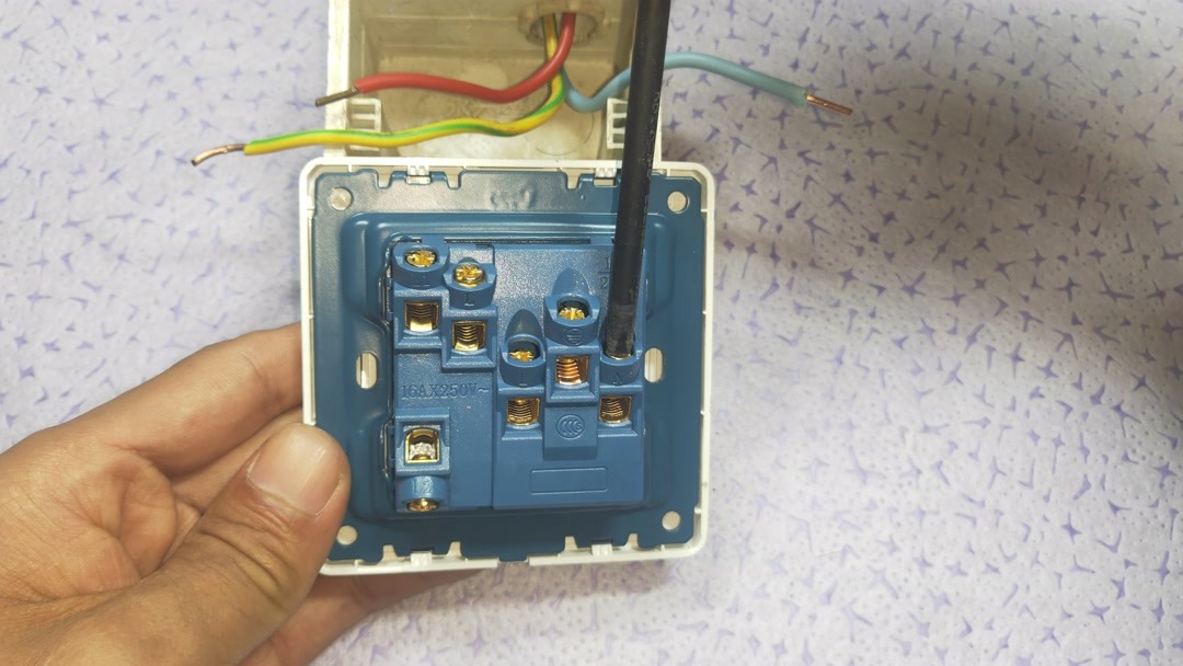 老电工教你插座的正确接法,吃透这3个标志,学会以后接线不求人