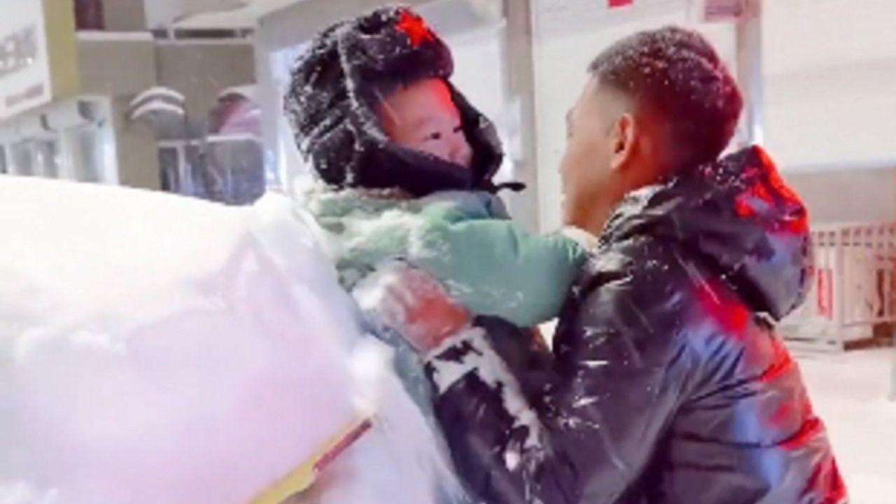 1分钟看北方多地暴雪后:举娃擦车、刨雪上班,风中"漂移"