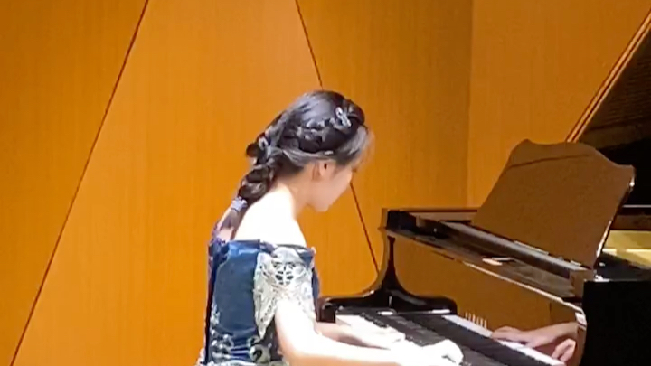 毕业班的孩子挤出时间来参加钢琴表演