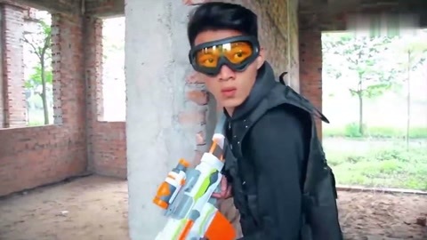 搞笑CS枪战-美女走单打野被擒,队友单排救援