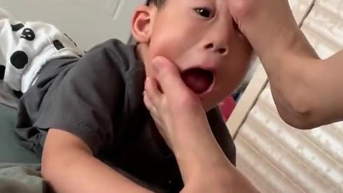 我也是第一次做小姨,凭什么要让着你,这动作真是没谁了