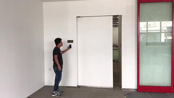 我相信隐形门你见的太多了,来看看这个电动隐形门,不需要门套
