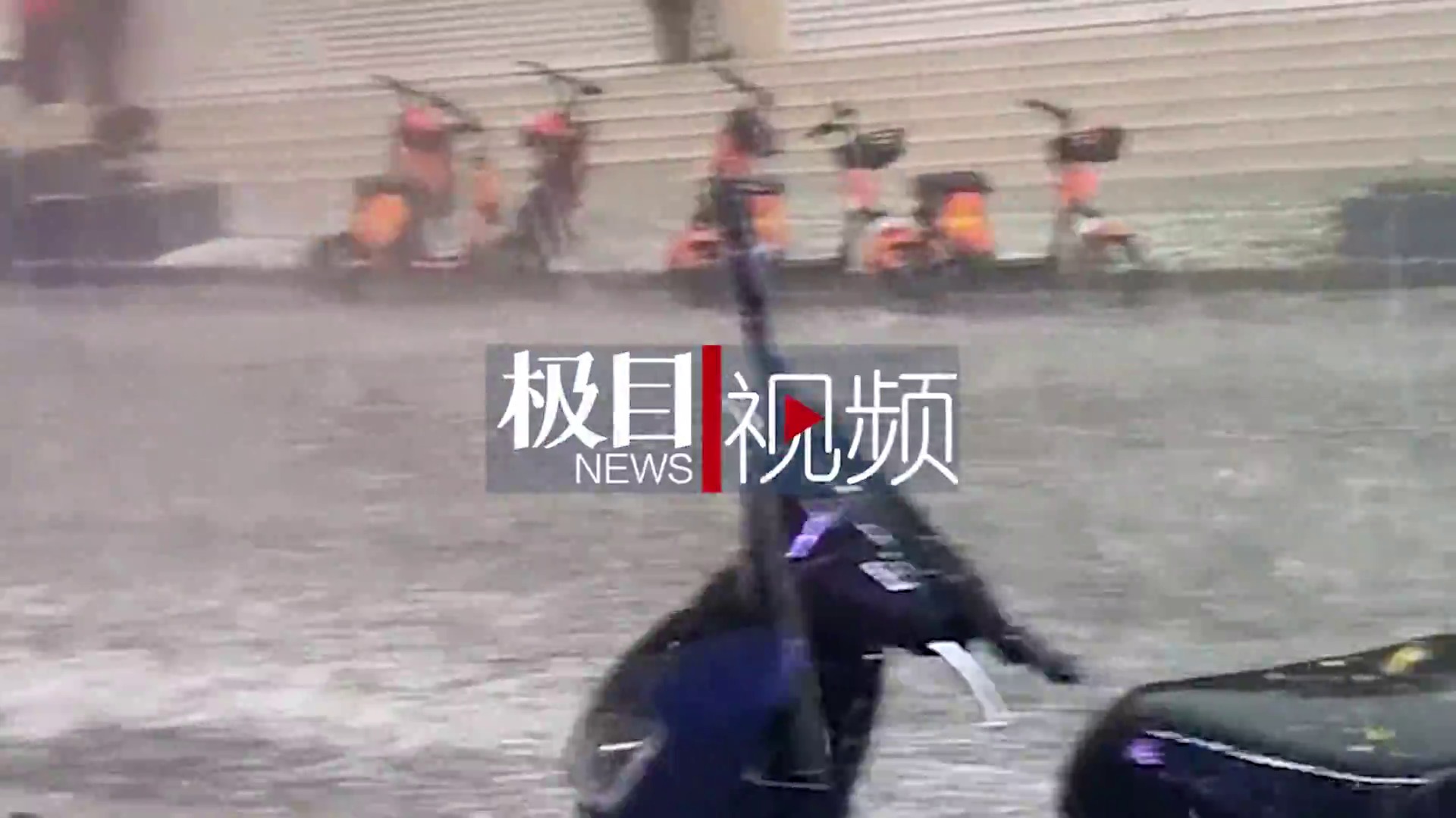 贵州晴隆突降冰雹暴雨,有店铺积水到膝盖