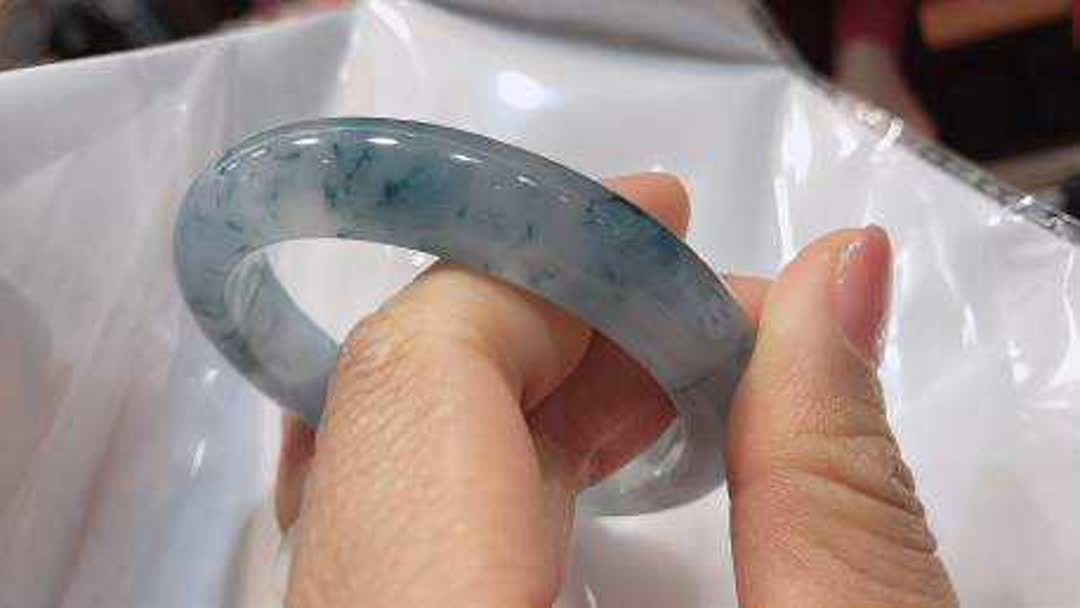 这块520万缅币的翡翠手镯,小媚看了都心动,到底值不值得收?