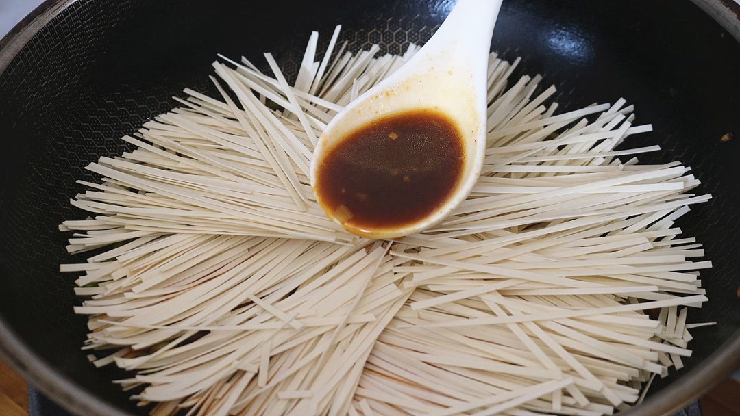 面条自从学会这做法,我家再也不吃水煮面了,独特做法,真解馋!