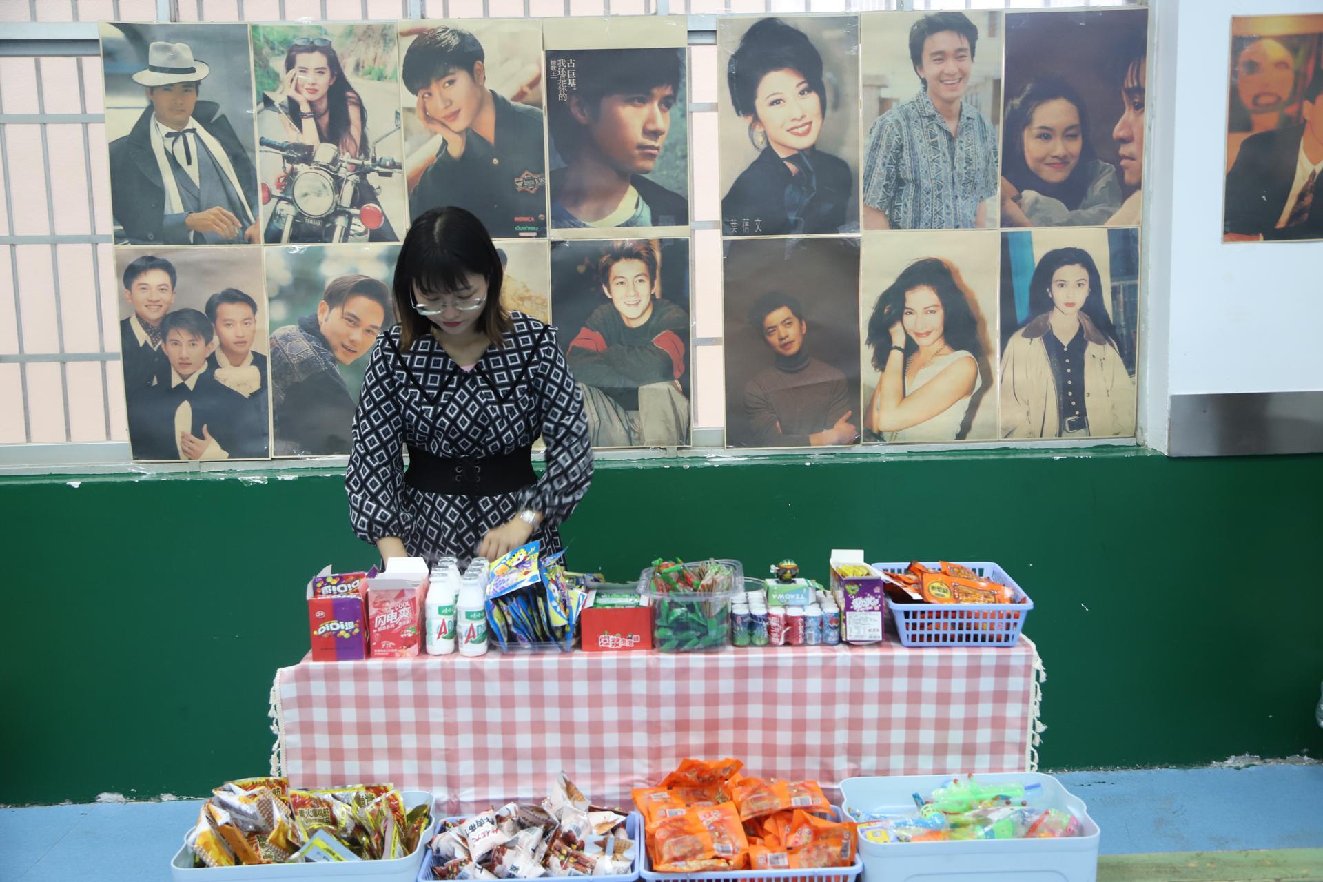 妇女节,长沙特殊教育学校老师们在"女神街"怀旧、套圈、吃美食