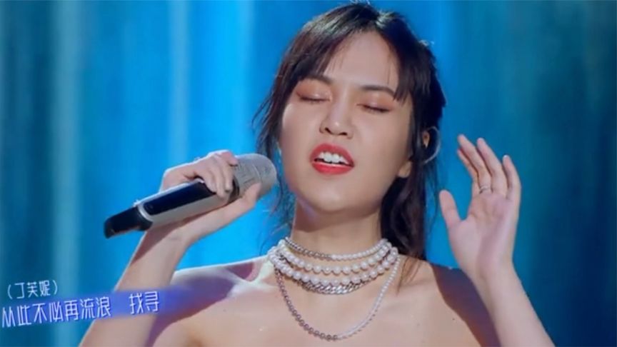 张信哲杨千嬅李宗伟三位乐界前辈老带新共同演绎歌中神话