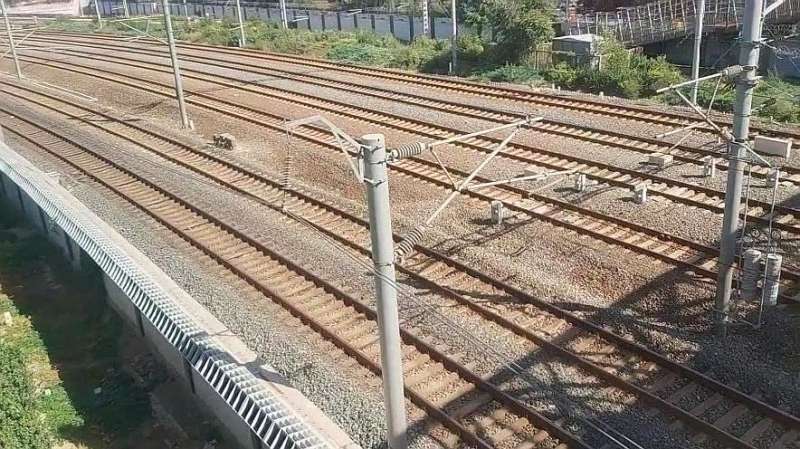 K24次国际列车,白色涂装蒙古车厢,通过北京南站前最后一个天桥