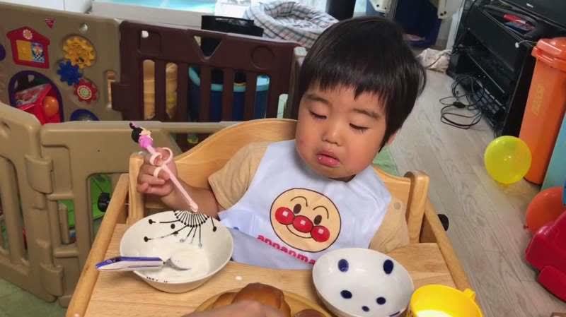 小宝宝第一次学会使用筷子,小朋友很不习惯