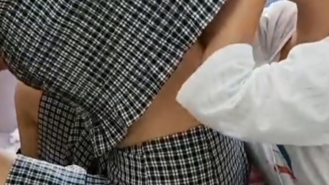 儿子把气球塞妈妈衣服里猛吹,炸裂后妈妈仍淡定吃饭:肯定经常干