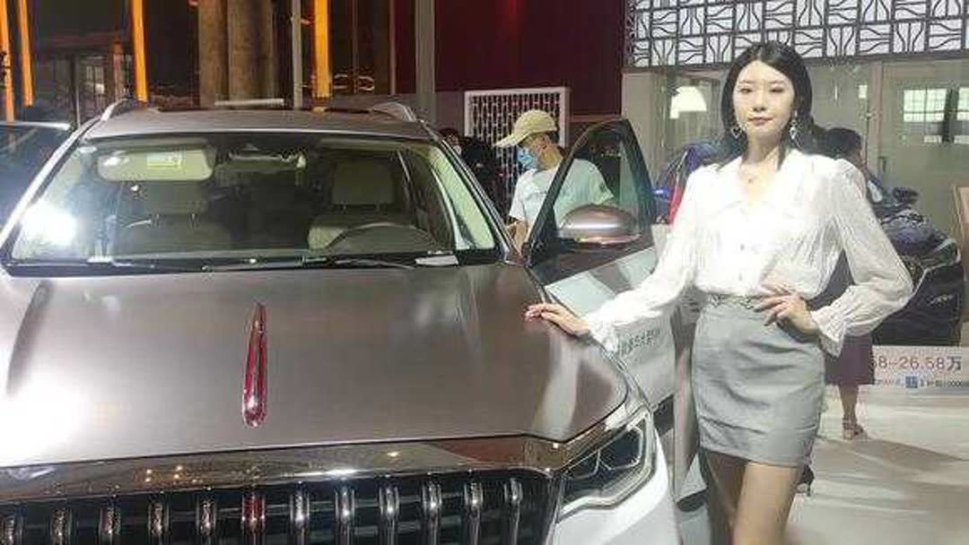 红旗汽车热度低?小姐姐配豪车,车展上围观的人满了