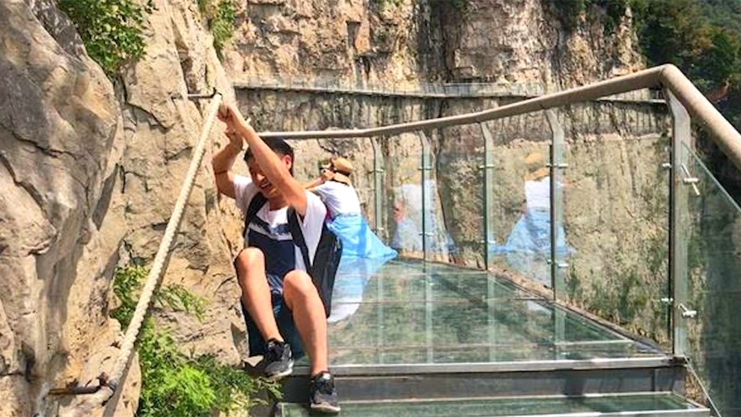 走玻璃栈道何必要去张家界,河南这座玻璃栈道,照样吓破你的胆