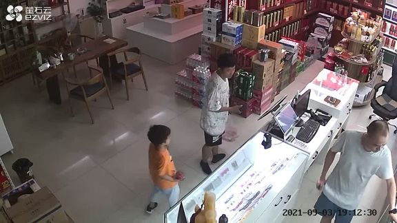 不认识的顾客,要烟不离手付款成功才给烟。不同的顾客