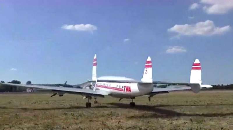 巨大的航模飞机启动、起飞、飞行、降落,不说一定会误认为真飞机