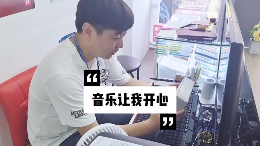 前几天砸了计算器今天砸了MP3#搞笑 #幽默 #正能量