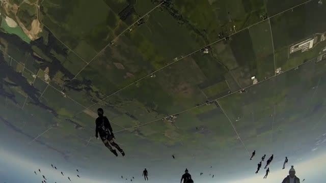 跳伞不带降落伞,挑战万米高空无保护降落,镜头记录全过程