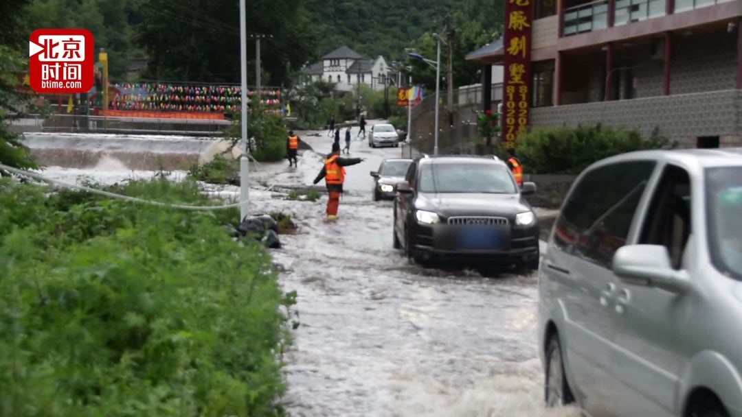 用绳索建“生命通道” 帮560名被困者安全撤离