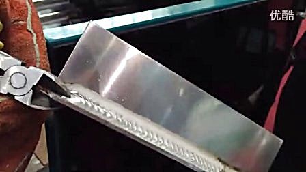 现场演示脉冲熔化极全功能焊机焊铝板 轻松拼接0.45mm薄铝板