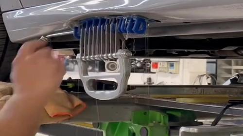 为了保留原漆,只能无痕修复,师傅这手艺不错!