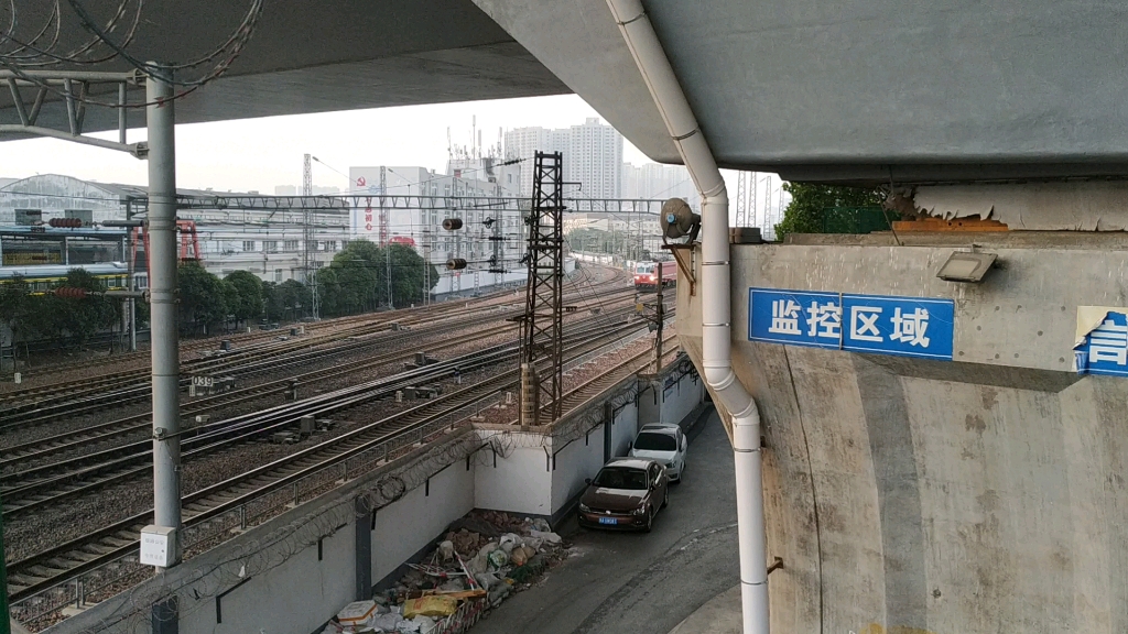 Z274次列车进郑州站停车,本务SS7E