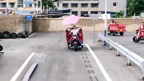 机车驾驶证单边桥项目,三轮比两轮的好考多了,考出来两轮三轮都能骑。