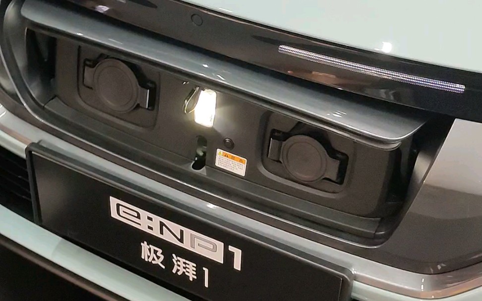 本田今年新出一款电动车e:np1极湃1,在商场设的门店,跟传统汽油车...