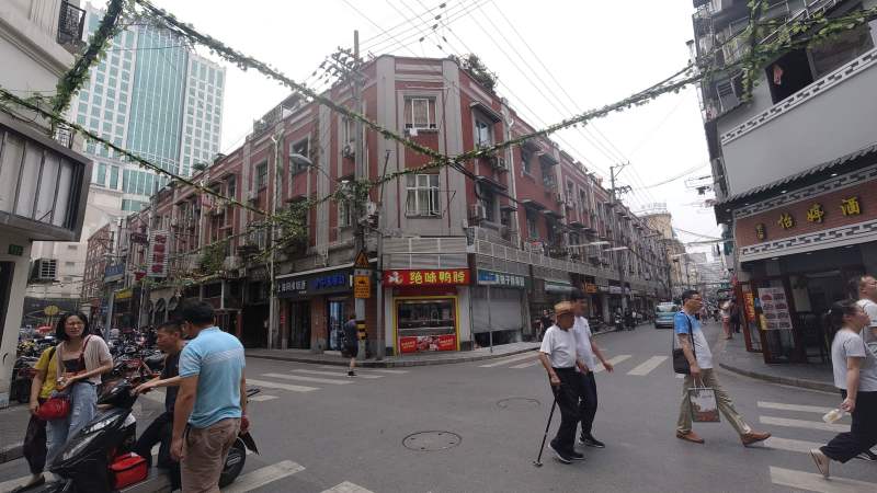 都说上海有钱,实拍这个老城区,很多人以为到了三四线城市