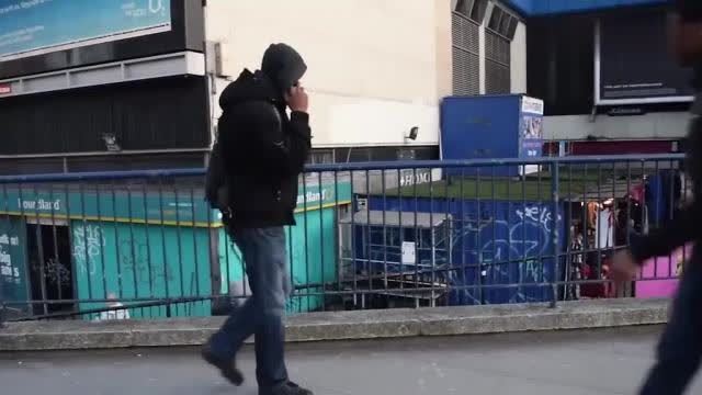 国外搞笑 抢路人手机砸地上恶搞,被路人抓住按地上暴揍,真解气