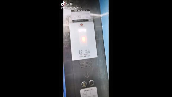 市民电梯被困,消防及时救援
