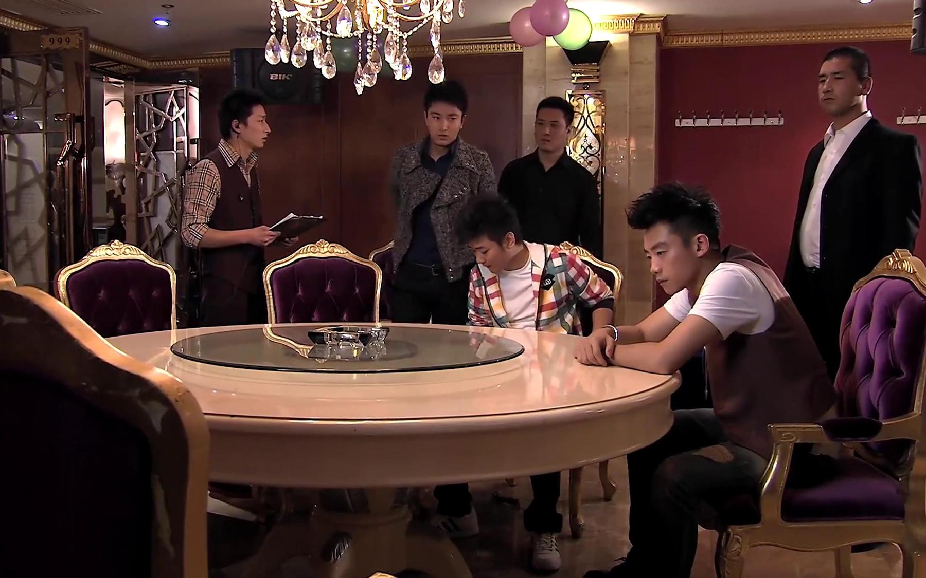 离婚:富家子离婚,没钱结账,昔日好友翻脸不认人全装睡