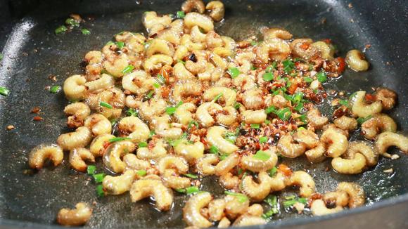 1000元1碟!农村姑娘打野剥出一斤大虫子,油炸美食你吃过吗?