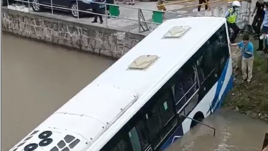 上海警方通报公交车坠河:司机感觉身体不适前站已让乘客下车