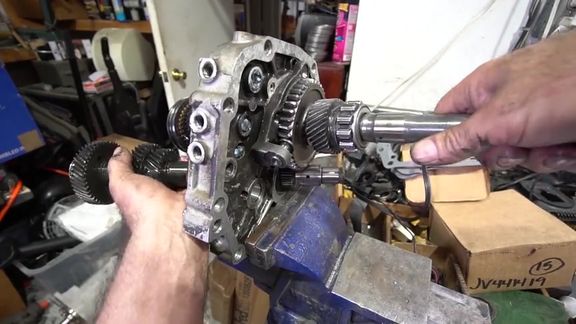 实拍拆解丰田手动变速箱,这个过程行云流水!这机构也太复杂了!