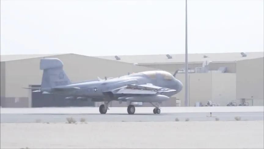 EA-6电子战机可提供电子掩护,中断对方通讯,获得战术情报