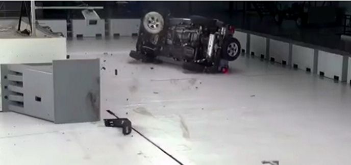 独一家!Jeep牧马人碰撞测试翻车啦