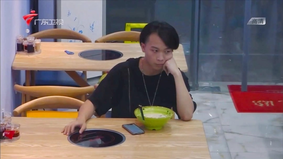 面对中学生被人勒索,邻桌吃饭人高度关注,他们会怎么做?