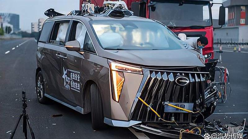 传祺M8遭“前后夹击”大型事故现场 碰撞测试测出车企良心|汽势