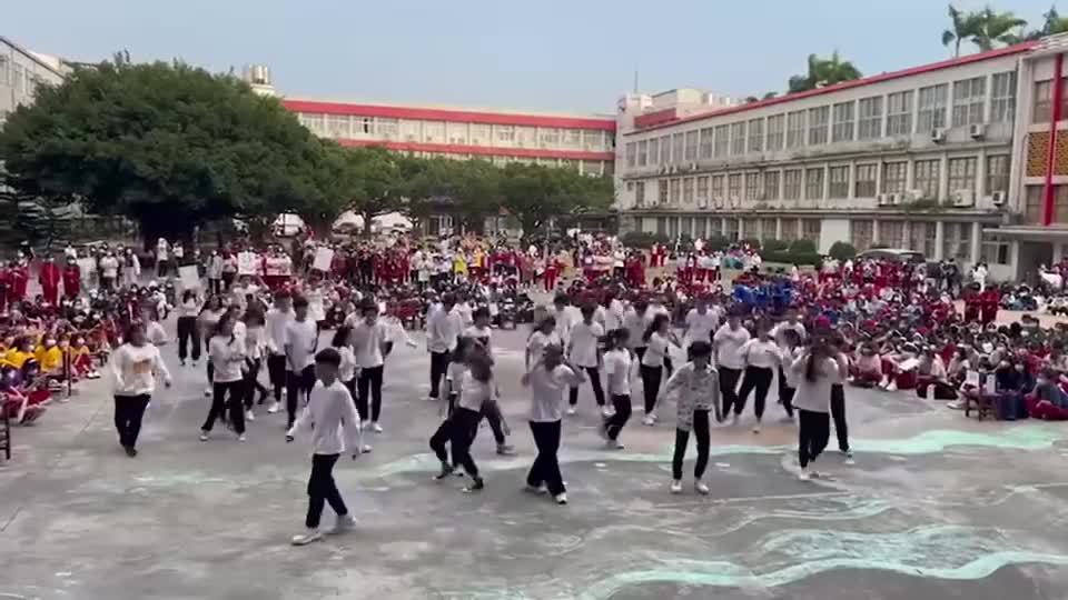 没才艺都不好意思做当代中学生,学校里集体跳舞,挑动全场气氛!