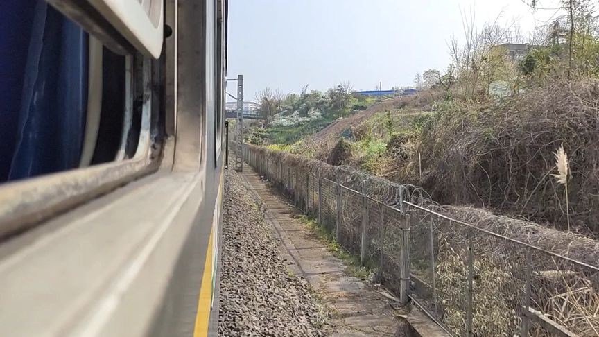 坐在6065次这种能开窗拍摄的绿皮车领略襄渝线的美景列车进达州站