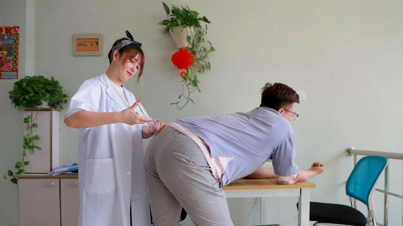 抠门小伙看医生,非让医生用大针管给他输液,看完笑三天