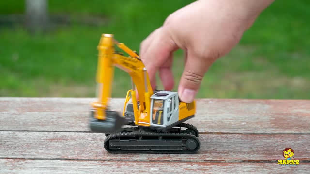 玩具:挖掘机和运输车开箱试玩,挖土机合金玩具车模型
