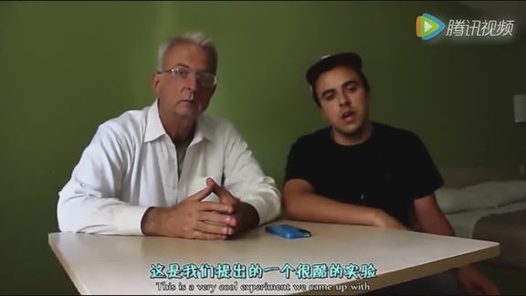 西装男VS流浪汉街头乞讨,路人反应大不同