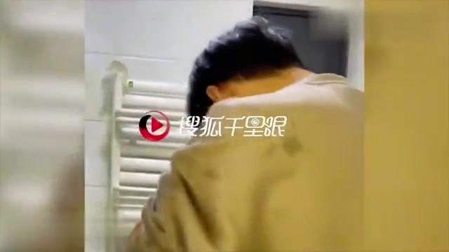 家中暖气不热男子扭阀门放水结果差点把家"淹"了