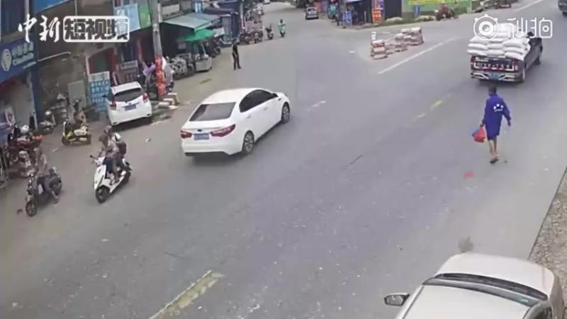 【惊险!水泥罐车刹车失灵连撞数车冲向民宅】近日,在广西北海市合浦...