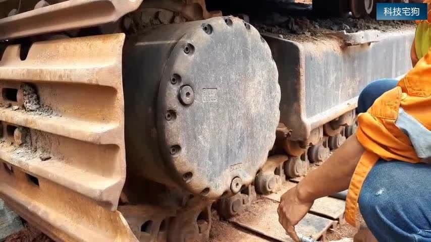 挖掘机履带式靠什么驱动的,拆开驱动轮看看,长见识了