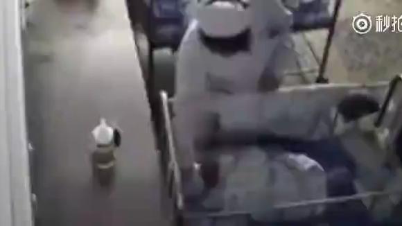 一名婴儿离世前的监控画面,看完让人心痛