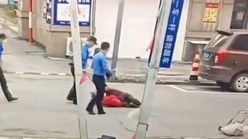 南通一城管暴力执法,拎起卖菜老人,重重摔地上!