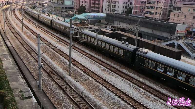 实拍深圳火车运行,近距离观看列车经过,看着远方回味无穷